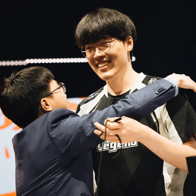 [情报站]双人路表现亮眼！LOL官推晒Tabe赛后与Hope、Kael拥抱-英雄联盟丨LPL-虎扑社区