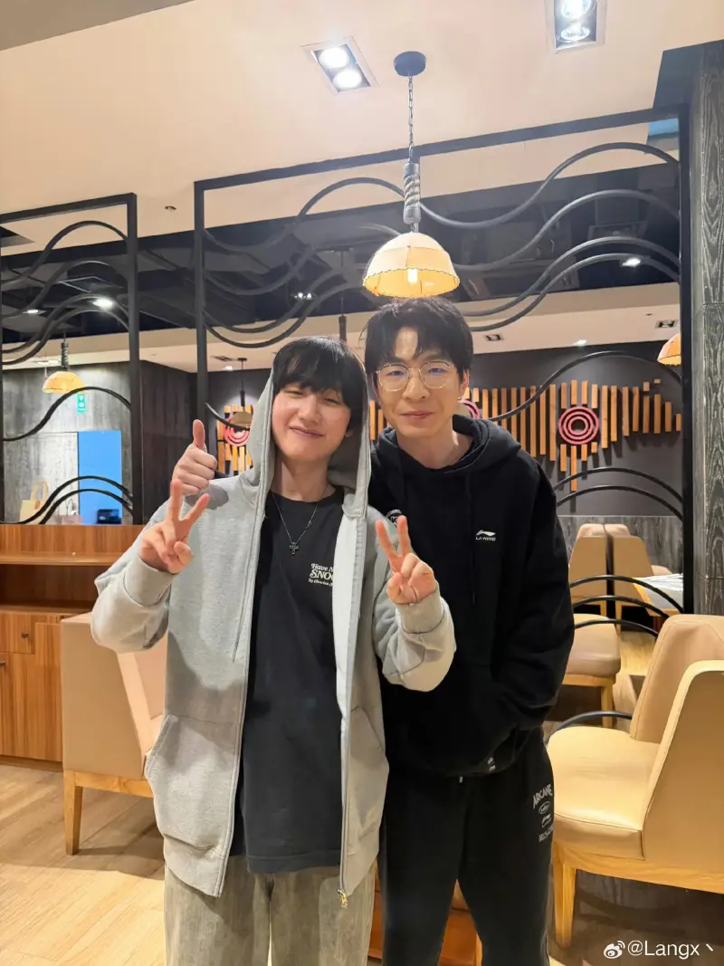[流言板]Xiye和Langx晒与Peanut聚餐照片：每天开开心心，下次见！-英雄联盟丨LPL-虎扑社区