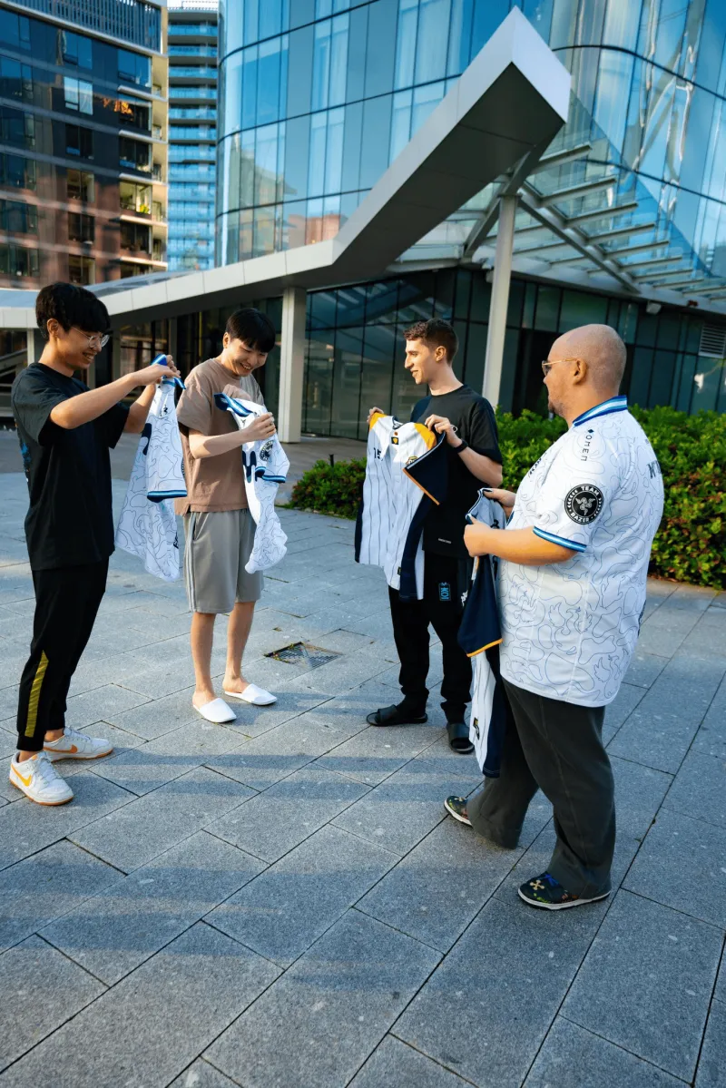 [情报站]MKOI晒与CFO交换队服合照：祝你们在2025 MSI好运-英雄联盟丨LPL-虎扑社区